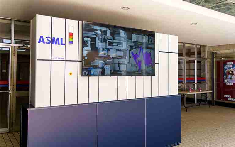 The first two ASML cutting-edge lithography machines received by Intel ...